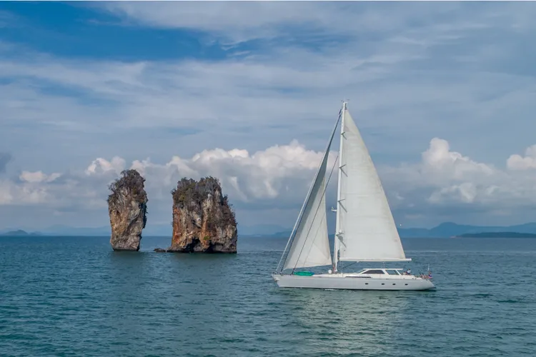 SILVERLINING yacht for sale (Phithak, 31.6m, 2011)